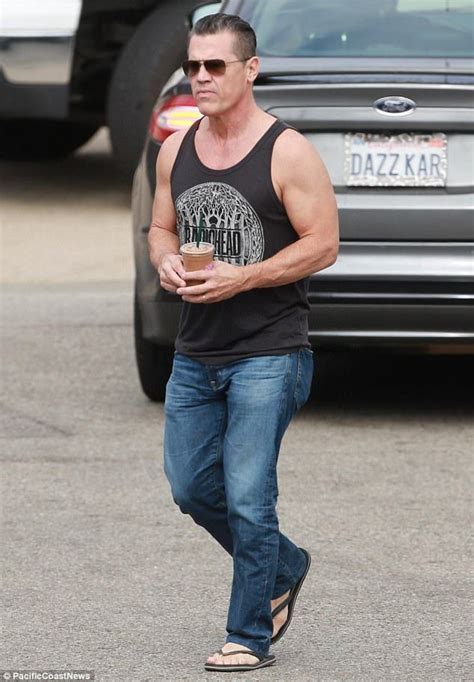 Josh Brolin Shows Off Bulging Biceps While Grabbing A Smoothie Josh Brolin Shirtless Actors