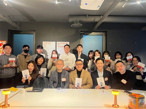 요즘 인공지능 관련 최고의 베스트셀러인 의 저자 박태웅 의장님을 모시고 트레바리에서 독서 모임을 진행했습니다 읽기 편한 문체와 친절한 설명 기술 발전 속에서 우리가 잊지