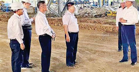 ဒုတိယဝန်ကြီး ဦးရင်မောင်ညွန့် အမှတ် ၁ သံမဏိစက်ရုံ မြင်းခြံ အား ကြည့်ရ