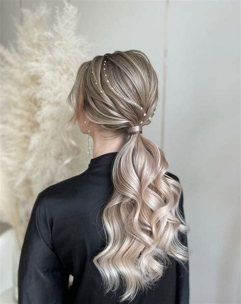 Яку зачіску зробити на Новий рік 2024 модні ідеї з хвостом на довге та коротке волосся фото