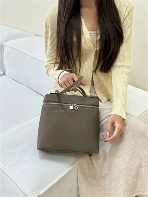 [해외배송]로로피아나 엑스트라 포켓 L23 5 백팩웜매스틱 은장 Bling100