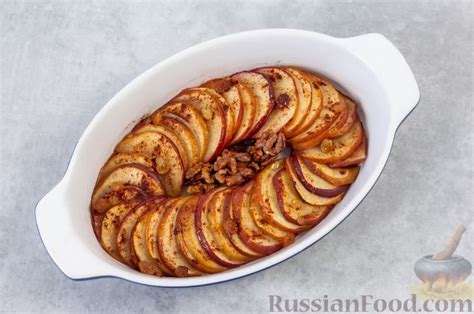 Рецепт Яблоки запечённые с орехами корицей изюмом и мёдом на