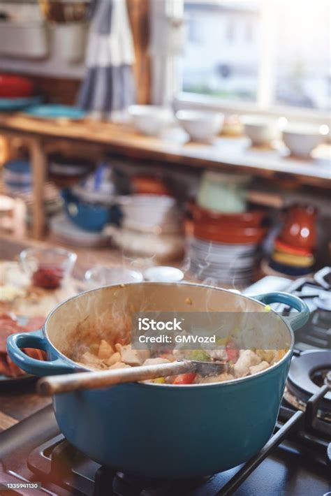 주철 냄비에 케이준 스타일 치킨 새우와 소시지 잠발라야 준비 팬 주방용구에 대한 스톡 사진 및 기타 이미지 팬 주방용구 검보 닭고기 Istock