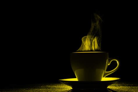 따뜻한 음료와 증기가 담긴 머그잔은 노란 빛 복사 공간 크리에이티브로 조명됩니다 검은 색 김이 나는 커피 컵 0명에 대한 스톡 사진 및 기타 이미지 Istock