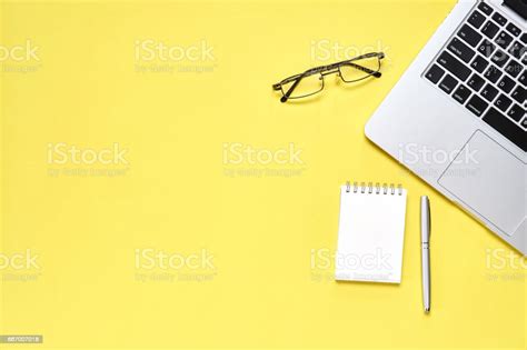 상위 뷰 현대 직장 노트북 및 노트북 펜 파스텔 노란색 배경에 배치 그래픽에 사용 하기 위해 적합 한 공간을 복사 합니다 감시에 대한 스톡 사진 및 기타 이미지 Istock