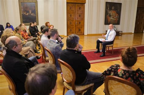 Народният театър да не се превръща в заложник на политически амбиции призоваха артисти на среща