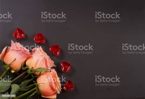 베이지색 3 텍스트 복사 공간와 어두운 나무 배경에 심장의 모양에 초 상승 3에 대한 스톡 사진 및 기타 이미지 3 3차원