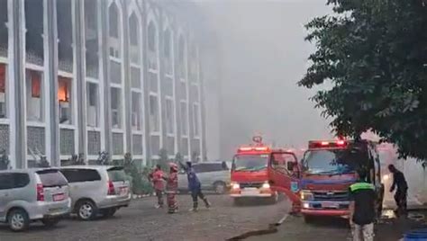 api muncul di gedung rektorat uin syarif hidayatullah