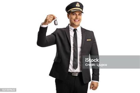 자동차 키를 들고 카메라를 바라보는 유니폼을 입은 운전기사 개인 운전사에 대한 스톡 사진 및 기타 이미지 개인 운전사 자동차 열쇠 전문 직업 Istock