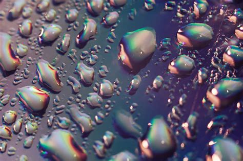 홀로그램 효과의 아름다운 추상화 블루와 핑크 컬러 라이트 워터 드롭을 닫습니다 디자인에 대한 배경 패턴입니다 매크로 사진 보기 0명에 대한 스톡 사진 및 기타 이미지