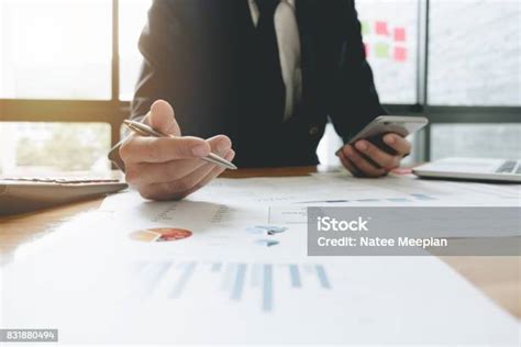 비즈니스 사람 투자 컨설턴트 회사 연례 재정 보고서 대차 대조표 문을 작업 분석 그래프 문서 비즈니스 시장 사무실 세금의 개념 그림 경영자에 대한 스톡 사진 및 기타 이미지