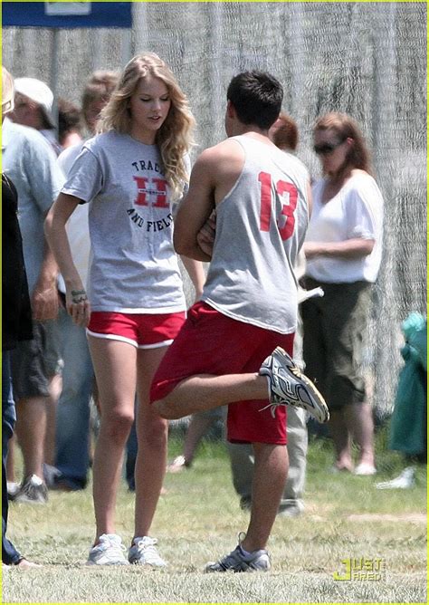 Taylor Swift Taylor Lautner Valentine S Day Date Photo Taylor Lautner Taylor