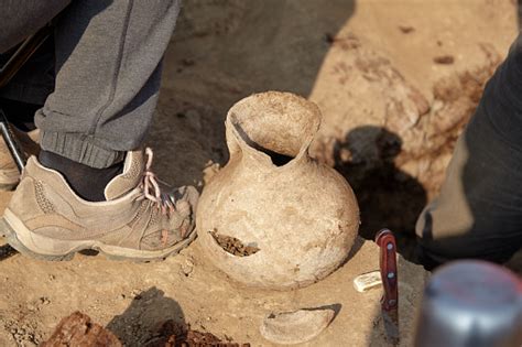 고고학 발굴 발견 된 유물 지상에 세 손상 된 세라믹 항아리 굴착 과정의 일부 항아리 에 가까운 두 고고학자의 다리 고고학에 대한 스톡 사진 및 기타 이미지 Istock
