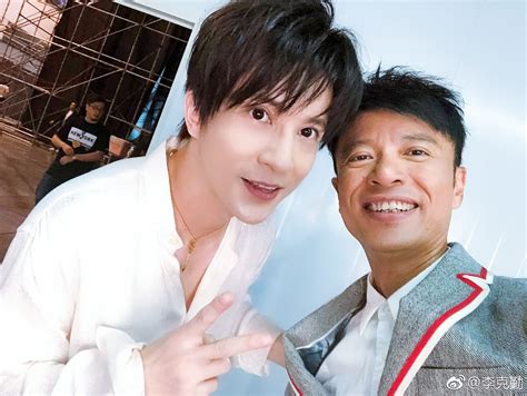 李克勤老师分享与薛之谦合照 谦谦再次感谢老师翻唱之恩