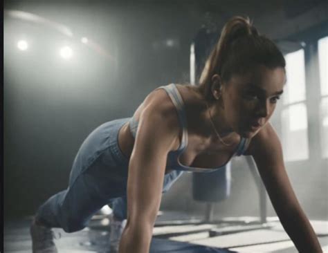 Hailee Steinfeld Bicep Glimpses In Workout Rfemalecelebritybiceps