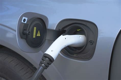 충전소에서 전기 자동차에 꽂힌 전원 케이블 유연 클로즈업 0명에 대한 스톡 사진 및 기타 이미지 0명 모던 양식 사진 이미지 Istock