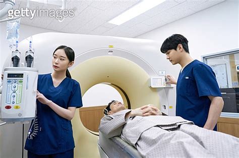 영상의학과 의학 컴퓨터단층촬영 메디컬스캔 건강검진 남성 환자 이미지 Jv13155766 게티이미지뱅크