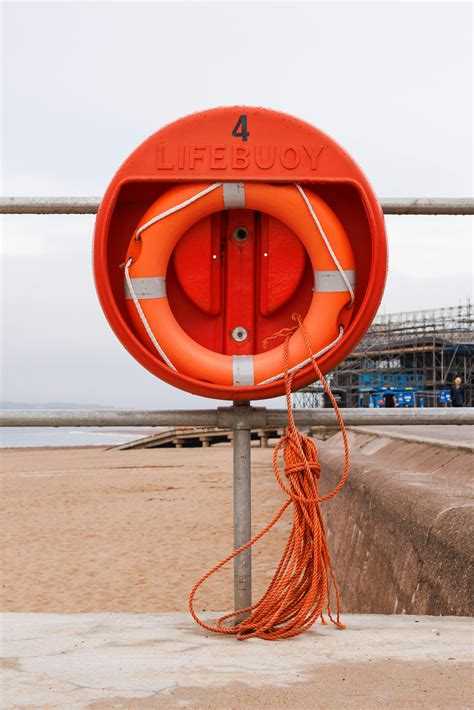 경치가 좋은 고요한 관광 구명 튜브 구명용품 그림 같은 근위대 기둥 나무 기둥 남아메리카 대서양 떠 있는 사람 레저 레크리에이션 로프 맑은 날