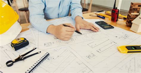 사무실에서 일하는 엔지니어 남자 건설 프로젝트 그리기 사진 Unsplash의 건축 스케치 이미지