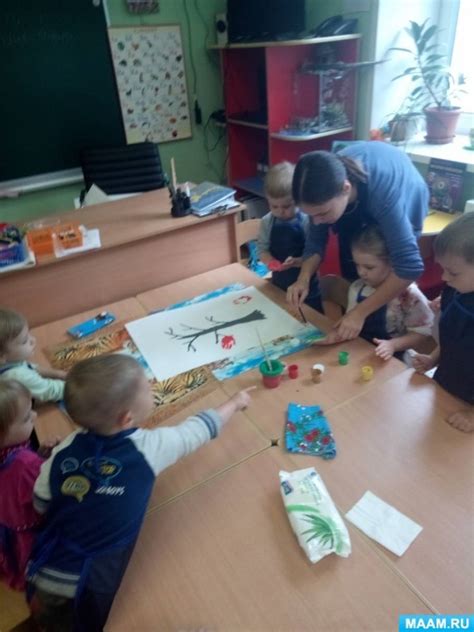 Коллективная работа в первой младшей группе «Осеннее дерево рисование ладошками 3 фото
