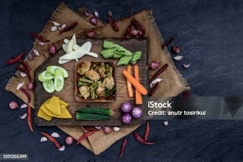 태국 음식 레드 커리 페이스트와 긴 콩과 나무 배경에 재료와 신선한 야채와 함께 볶은 생선 공을 저어 건강한 식생활에 대한 스톡 사진 및 기타 이미지 Istock