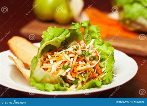 素食kitchen Healthy食品概念 粗根芹菜胡萝卜苹果卷心莴苣以及蔬菜沙拉pignolia松树林新鲜 库存图片 图片 包括有