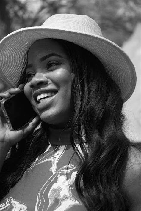 갈색 머리 긴 머리 나이지리아 나이지리아 여자 나타내는 대화 도시의 도시의 삶 라이프스타일 모자 미소 짓는 블랙 앤 화이트 소통 스마트폰