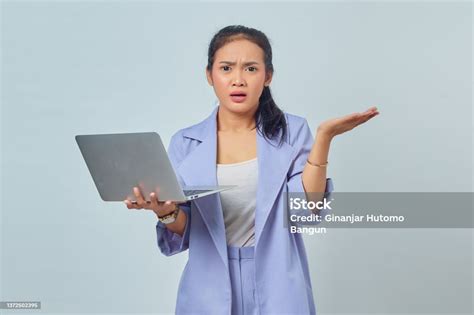 손바닥에 복사 공간을 보여주고 흰색 배경에 격리 된 노트북을 들고 놀란 젊은 아시아 여성의 초상화 25 29세에 대한 스톡 사진 및 기타 이미지 Istock