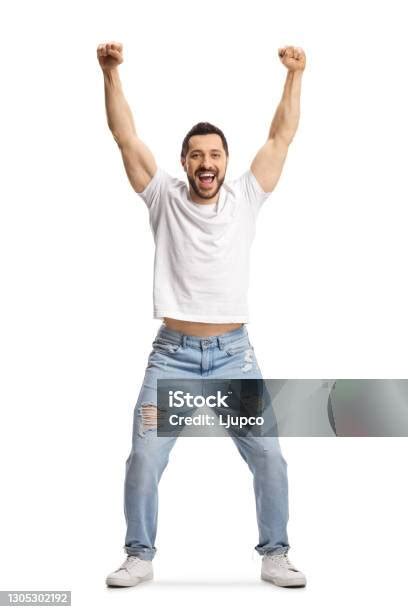 청바지와 흰색 티셔츠를 입은 남자의 전체 길이 초상화가 팔을 들어 행복을 지키며 팬 사람의 역할에 대한 스톡 사진 및 기타