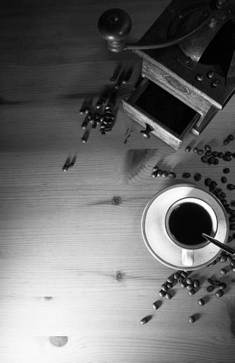 과거오래 된 빈티지 레트로 그 라인 더 원두 커피와 커피 콩 나무 배경 흑백에서 복사 공간에 평면도와 블랙 커피의 컵에서 이야기 가루로 빻은에 대한 스톡 사진 및 기타