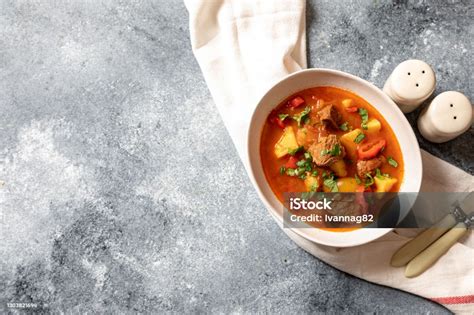 굴라쉬는 쇠고기 감자 토마토 고추를 곁들인 헝가리 전통 요리입니다 요리용 채소가 있는 흰색 접시에 굴라쉬 0명에 대한 스톡 사진 및 기타 이미지 Istock