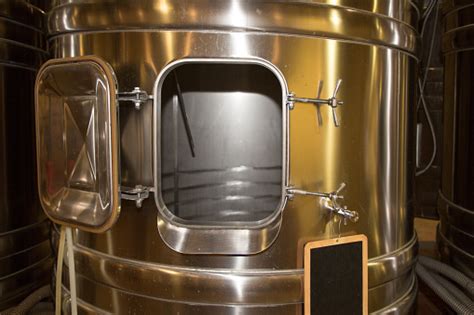 새로운 대형 발효 탱크 와인 셀러 스테인레스 스틸 탱크와 현대 와인 공장 0명에 대한 스톡 사진 및 기타 이미지 0명 강철