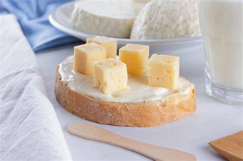 치즈 유제품 구색 흰색 배경에 블루 냅킨 나무 배경 나무 칼 평면도 부드러운 치즈와 함께 샌드위치 화이트 흰색 접시 유리 팝 아트 Kefir에 치즈 건강한 식생활에 대한