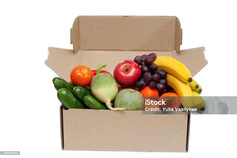 흰색 배경에 고립 된 골판지 상자에 신선한 야채와 과일을 과일에 대한 스톡 사진 및 기타 이미지 과일 판지 상자 배달 Istock