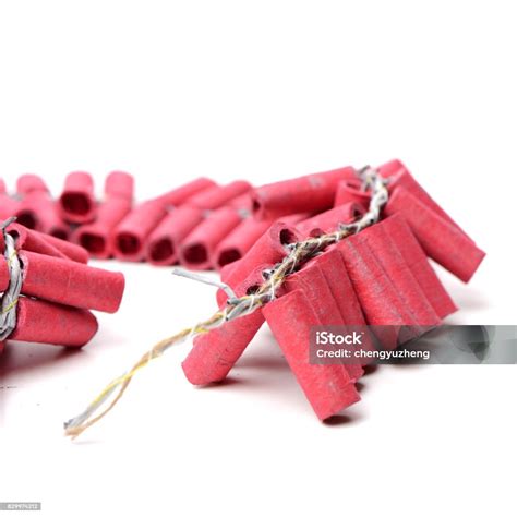 Foto De Sequência De Fogos De Artifício Vermelho Isolada No Fundo Branco Fogo De Artifício E