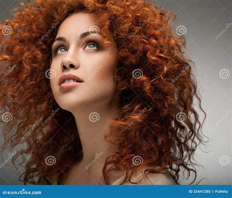 Красные волосы Красивая женщина с курчавыми длинными волосами Стоковое Фото изображение