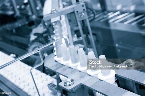 제약 제조 공장의 컨베이어 벨트에 액체 의약품 이나 화장품을 연속으로 포장하기위한 많은 흰색 플라스틱 스프레이 병을 닫습니다 공장 산업 건물에 대한 스톡 사진 및 기타