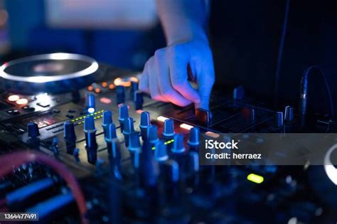 나이트 클럽 디스코 파티에서 Dj 믹서 컨트롤러 데스크의 클로즈업 Dj 손 터치 버튼과 전자 음악을 재생 슬라이더 고품질 사진