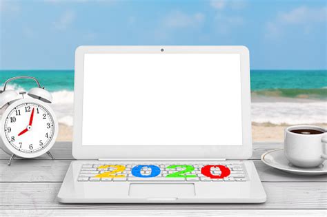 새로운 2020 년 기호 커피 한 잔과 바다 앞에 알람 시계와 현대 노트북 3d 렌더링 2020년에 대한 스톡 사진 및 기타 이미지 2020년 개념 관광 Istock