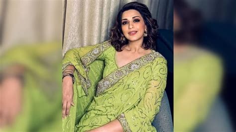 Sonali Bendre Looks Ethereal In Dazzling Green Saree And Bold Smokey