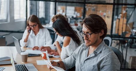 직원들 앞에서 안경을 쓴 남자 사무실에서 일하는 정장을 입은 젊은 사업가들 사진 Unsplash의 소수의 사람들 이미지