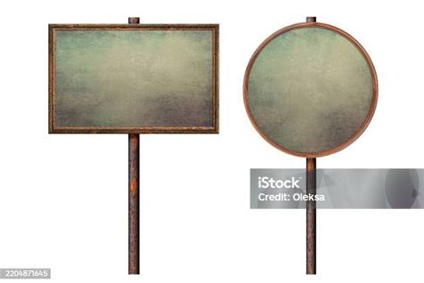 녹슨 기둥에 나무로 된 빈 더러운 간판을 설정하십시오 직사각형과 둥근 프레임 빈 페인트 그린 그런지 표면 흰색에 고립 된 간판 0명에 대한 스톡 사진 및 기타 이미지