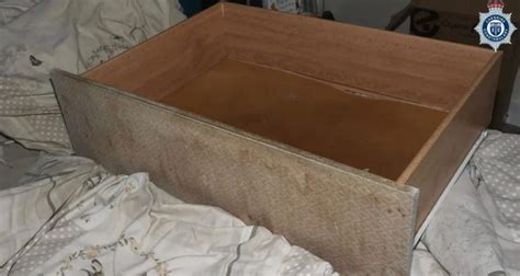 Il Figlio Di Anni Muore Mamma Costringe Gli Altri Bimbi A Vivere Col Corpo In Putrefazione