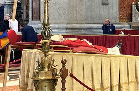 [475호] Photo News “사랑하는 ‘명예 교황 가는 길 살펴 주시길” 베네딕토 16세 전 교황 선종에 전 세계 추모 행렬