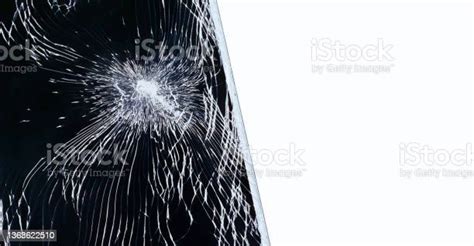 흰색 배경에 격리 된 깨진 휴대 전화 화면 스마트폰 디스플레이 손상 모형 휴대 전화 충돌 유리 히트 장치가 문제를 파괴합니다 박살 가제트 매장 상품진열에 대한 스톡 사진 및