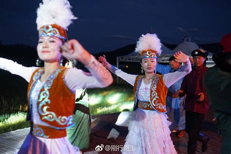 在新疆参加篝火晚会，总能偶遇一些惊喜，比如热情的少数民族同胞