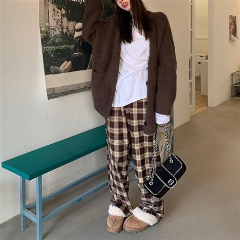 Yeyo 브라운 컬러의 테디베어 투피스코디 🐻루즈한 핏의 퍼 가디건과 와이드한 체크 팬츠의