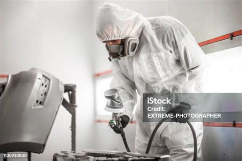 보디 샵 페인팅 부스에서 사고 시 손상 된 자동차 부품에도 료를 도포 하는 도장 기술자 가스 압축기에 대한 스톡 사진 및 기타 이미지 가스 압축기 교통수단 그림