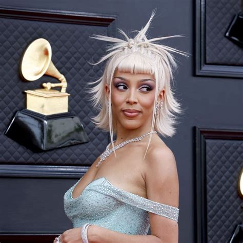 Doja Cat Debuts A Buzz Cut And Shaves Her Eyebrows On Instagram Live