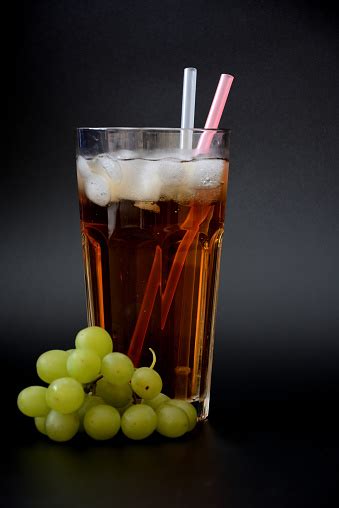 검은 색 배경에 얼음과 빨대가있는 포도 주스의 키가 큰 유리 가득 찬에 대한 스톡 사진 및 기타 이미지 가득 찬 각얼음 개체 그룹 Istock